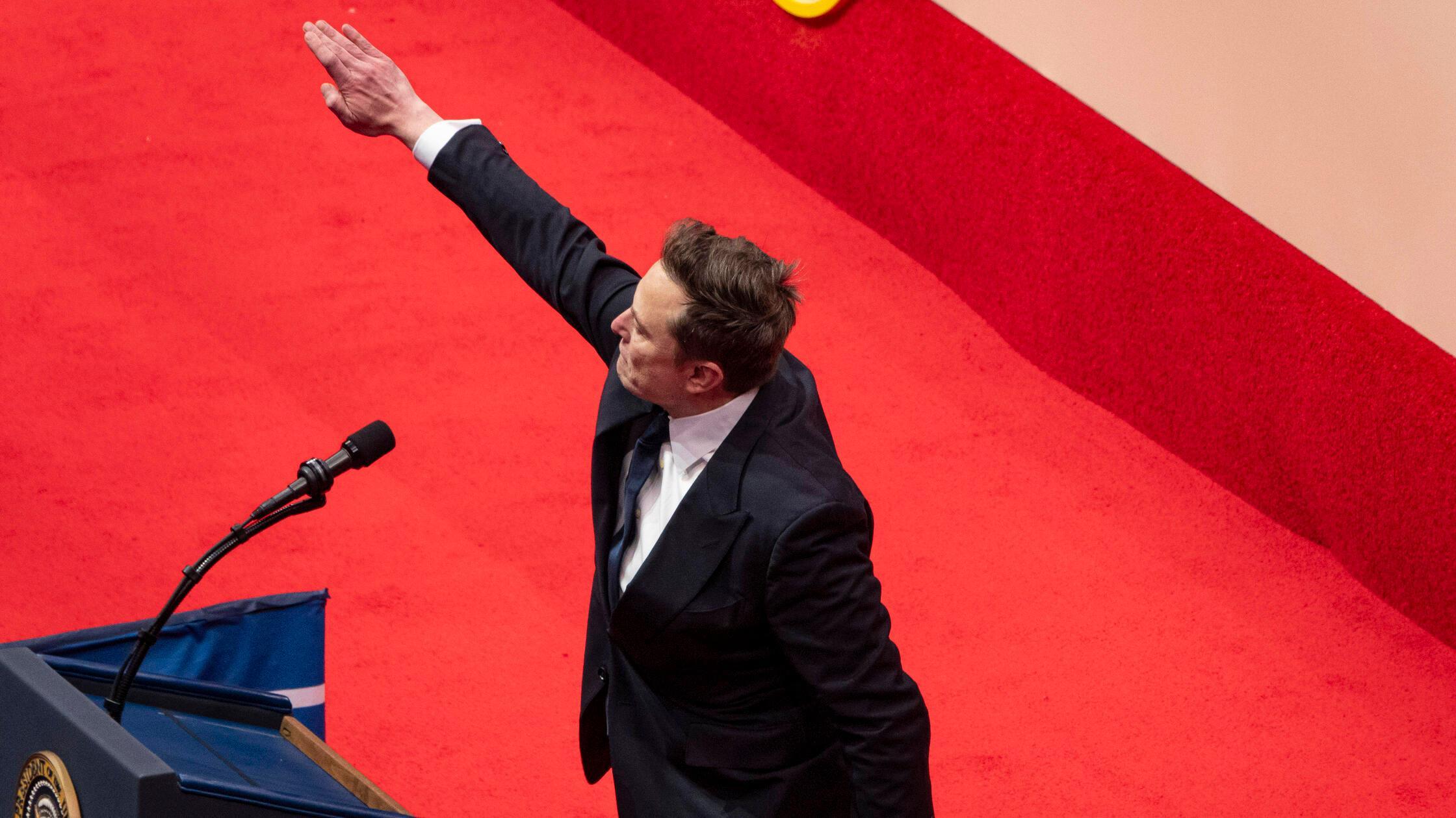 Handgeste sorgt für Aufregung: Macht Elon Musk hier den Hitlergruß?