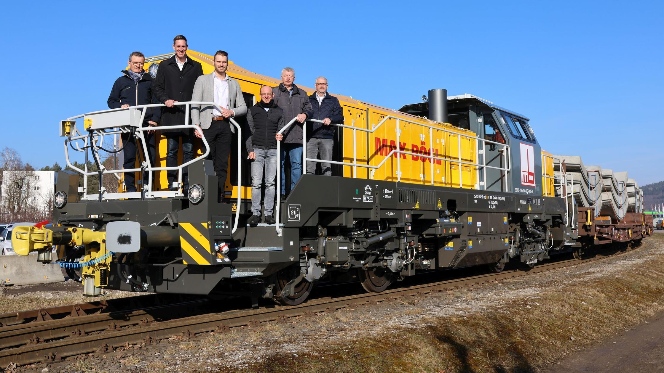 2450 PS auf vier Achsen: Bögl schafft neues Zugpferd für "Betonbahn ...