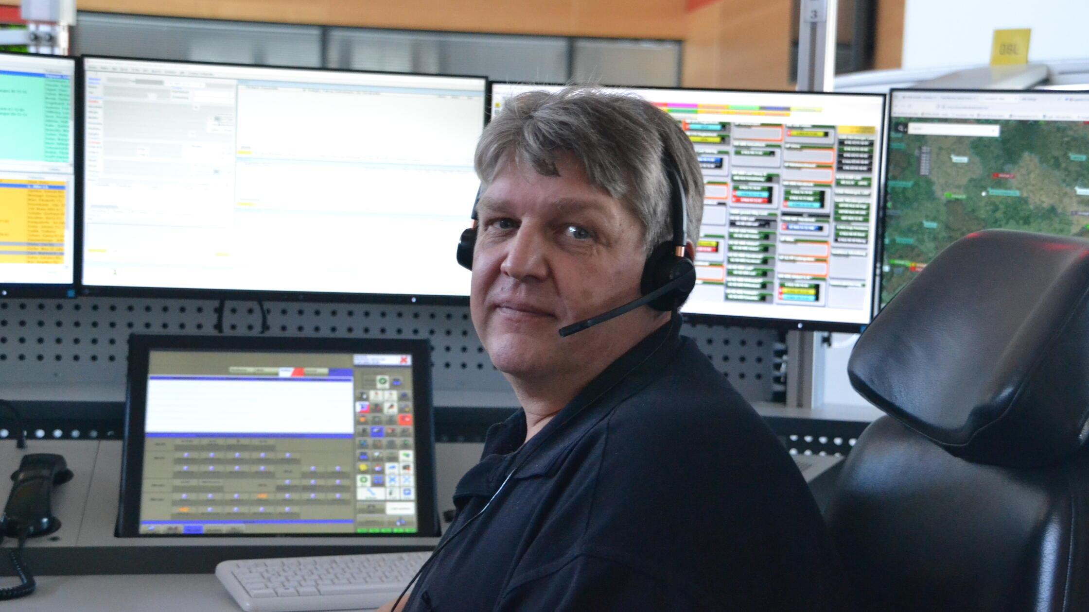 Der unsichtbare Held: Thomas Adelmann koordiniert die Rettungseinsätze ...