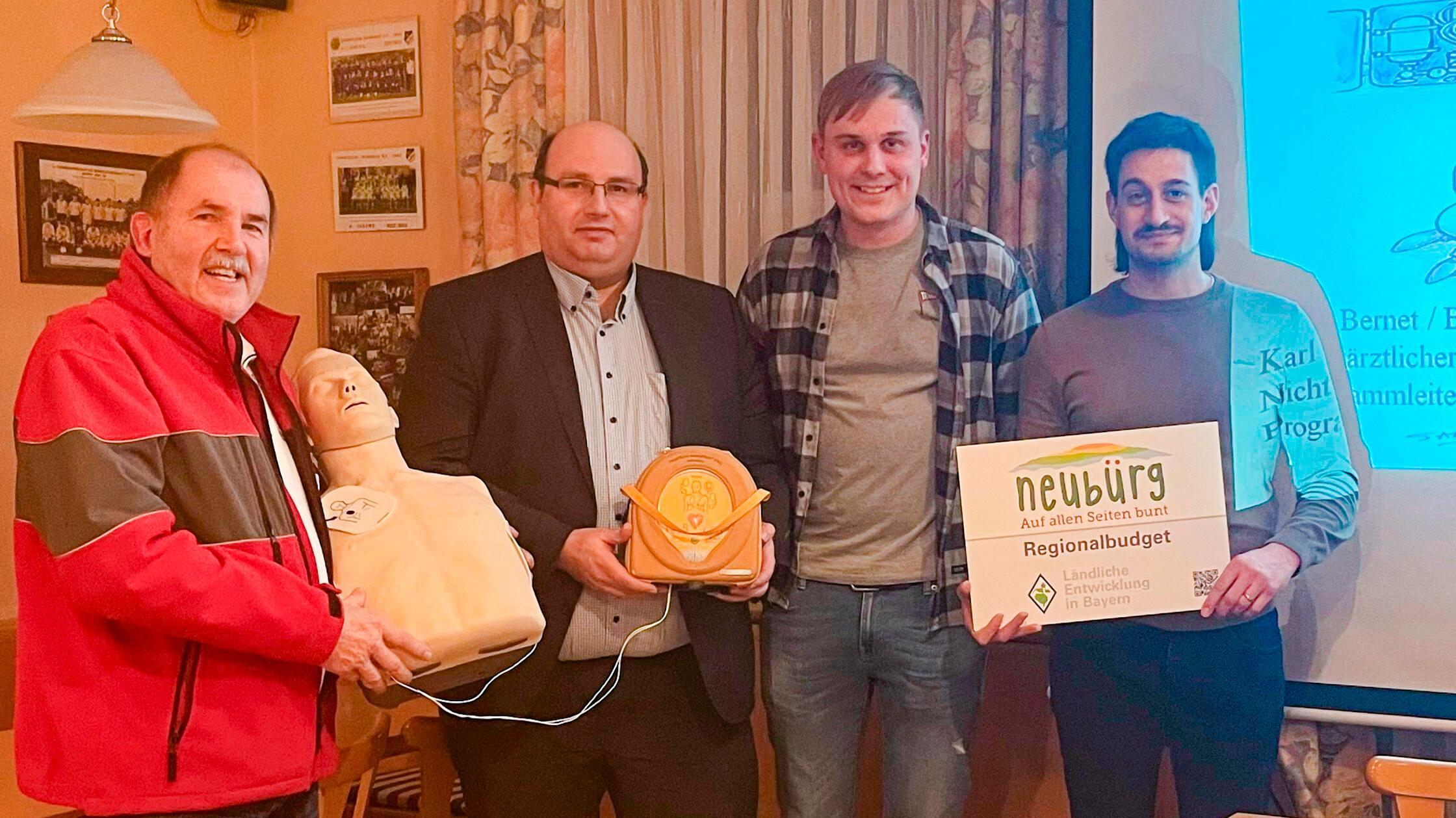 Lebensretter am Sportheim: Neuer Defibrillator beim SC Neuhaus ...