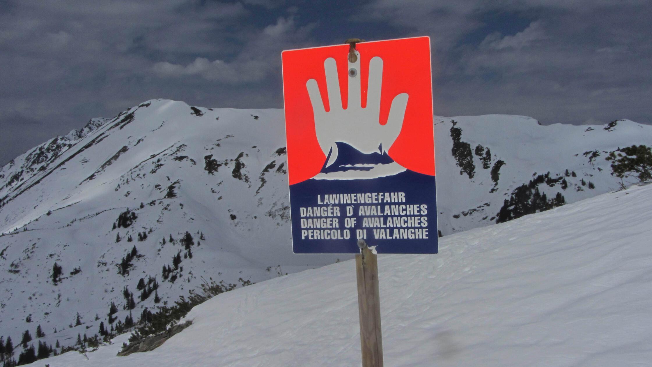 Tödliches Unglück in den Alpen: Skifahrer unter Lawine begraben - Hilfe ...