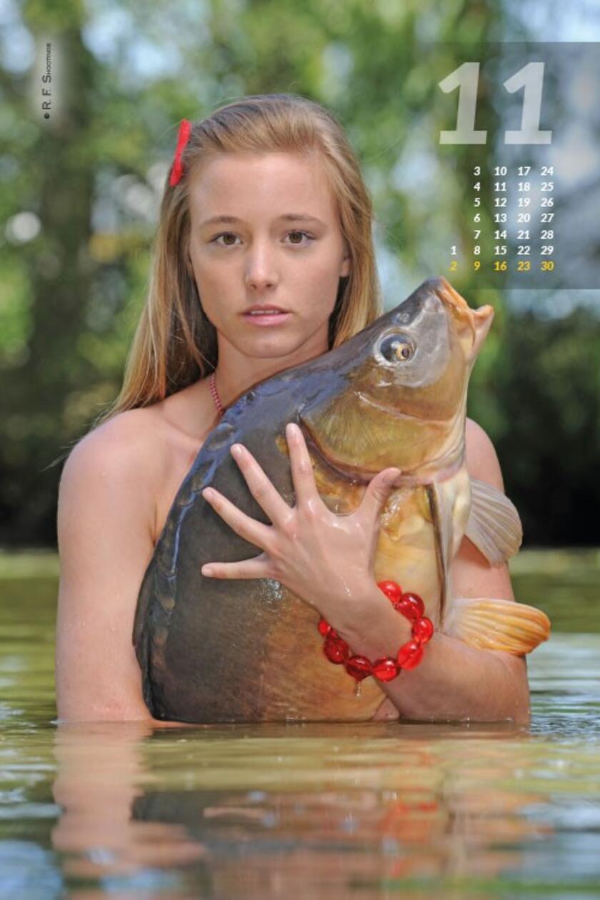 Kultig, hot oder einfach nur schräg? Frivole Bilder im Karpfen-Kalender 2025