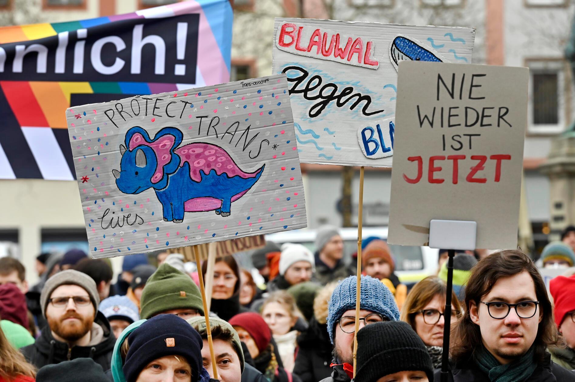 "Filter coffee, not people": CSD-Kundgebungen in Erlangen und Nürnberg