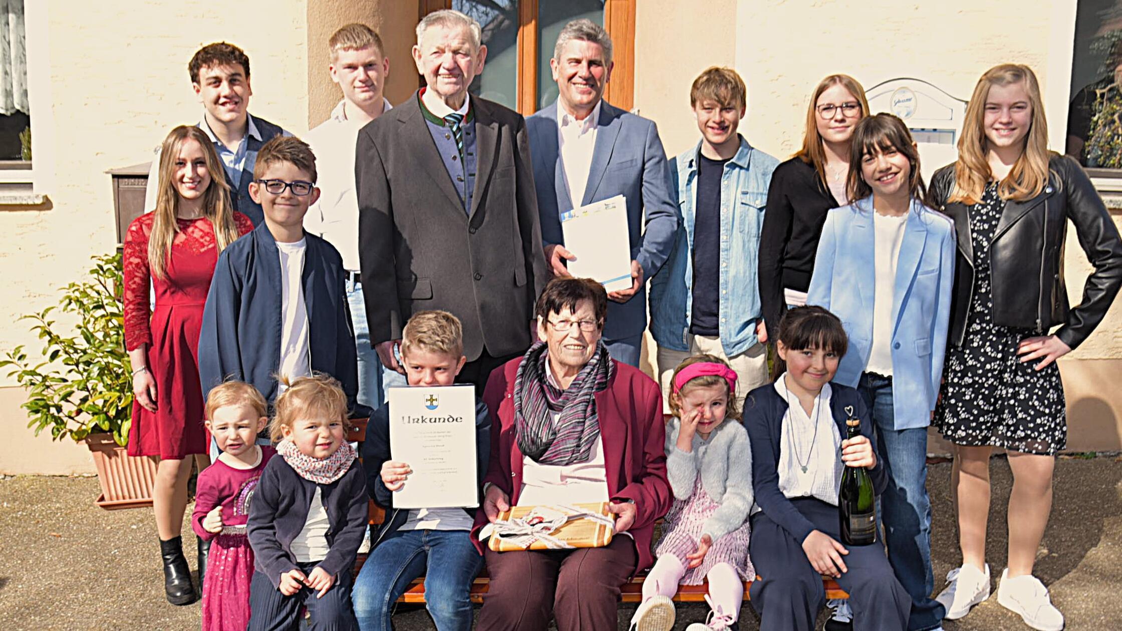 Glaube und Familie: Wie die Enkel Apolonia Hirsch an ihrem 85sten in ...