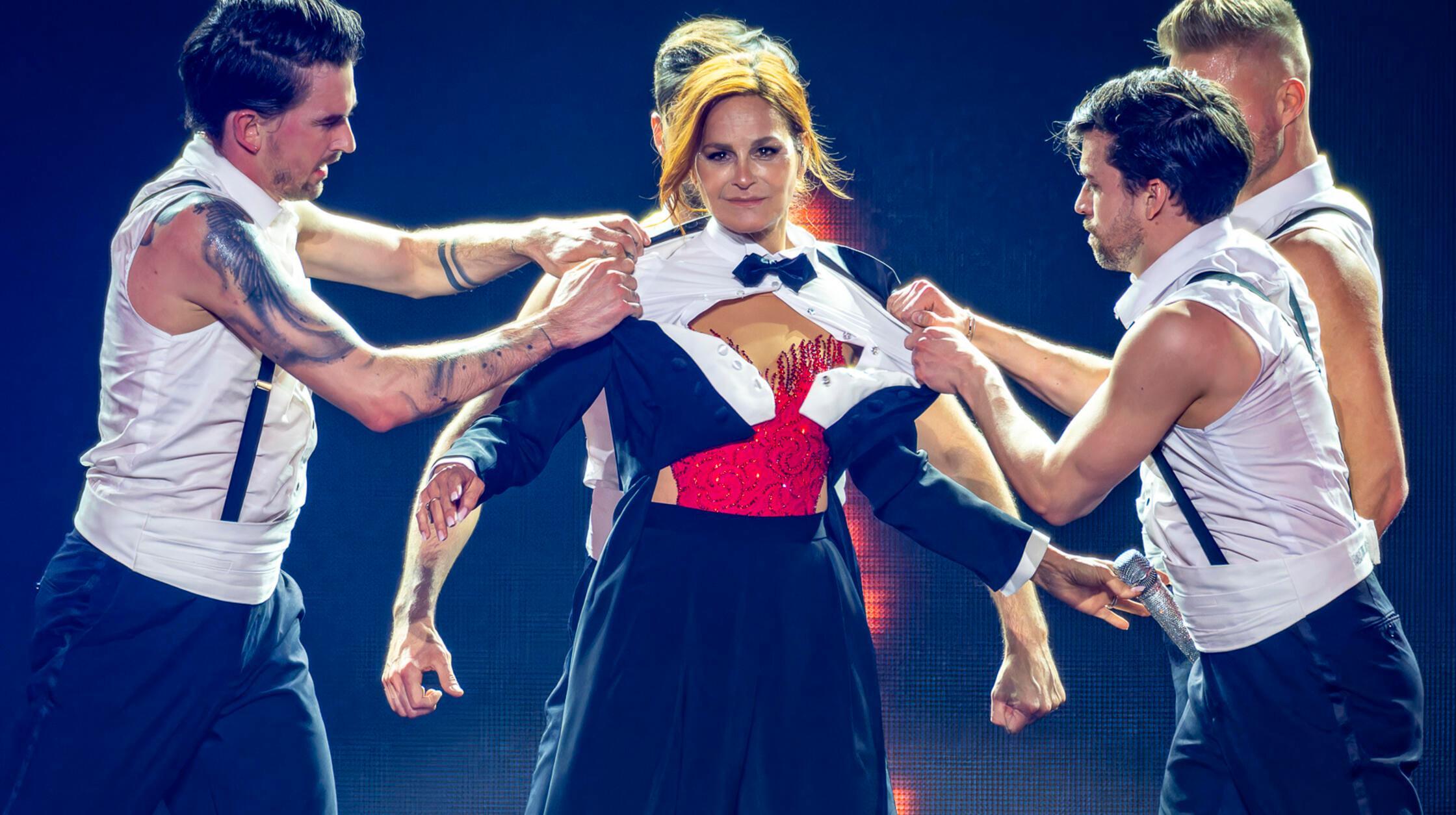 Edler Frack, knappes Kleid: Wie Andrea Berg die Nürnberger Arena zum ...