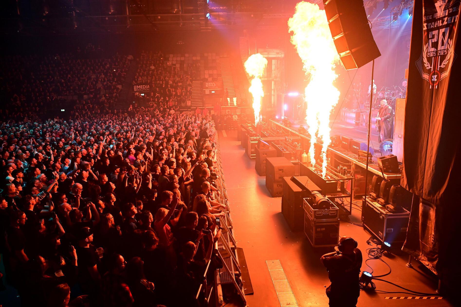 Provokation und Pyro: Rammstein-Coverband Stahlzeit liefert feurige ...