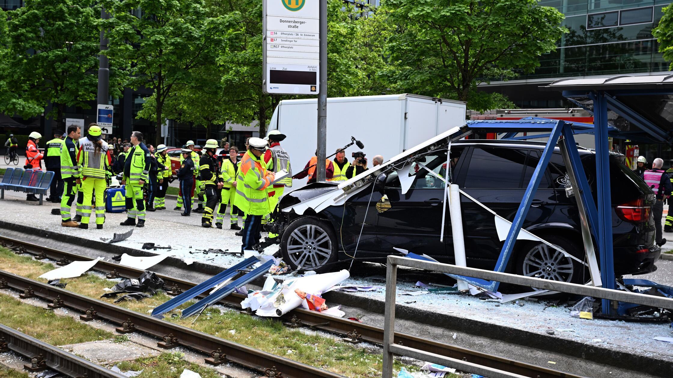 Großeinsatz in München: Auto fährt in Menschengruppe an Haltestelle ...