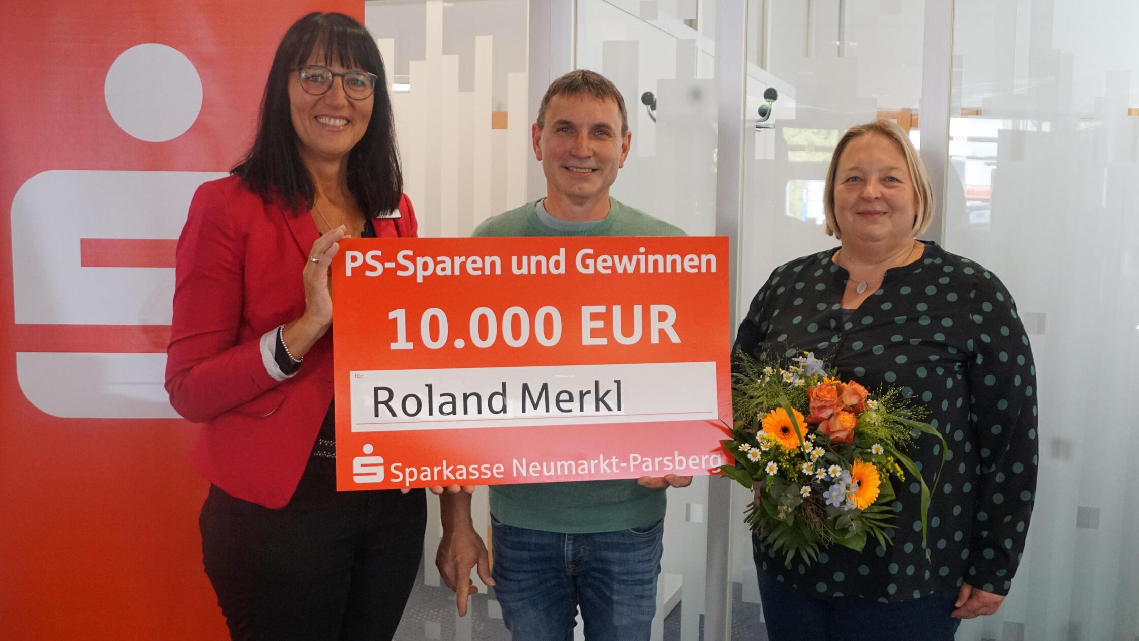 Glück im Spiel: Roland Merkl aus Deining sahnt hohe Summe beim PS-Sparen ab