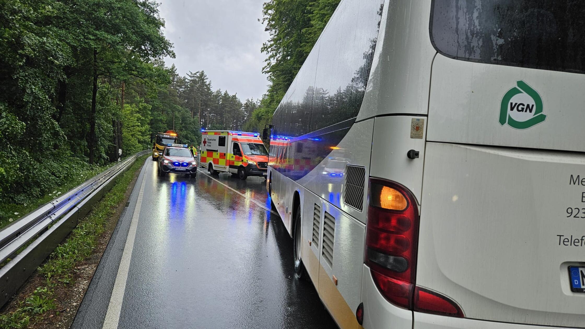 Medizinischer Notfall: Schulbus fährt in die Leitplanken an der Weißmarter