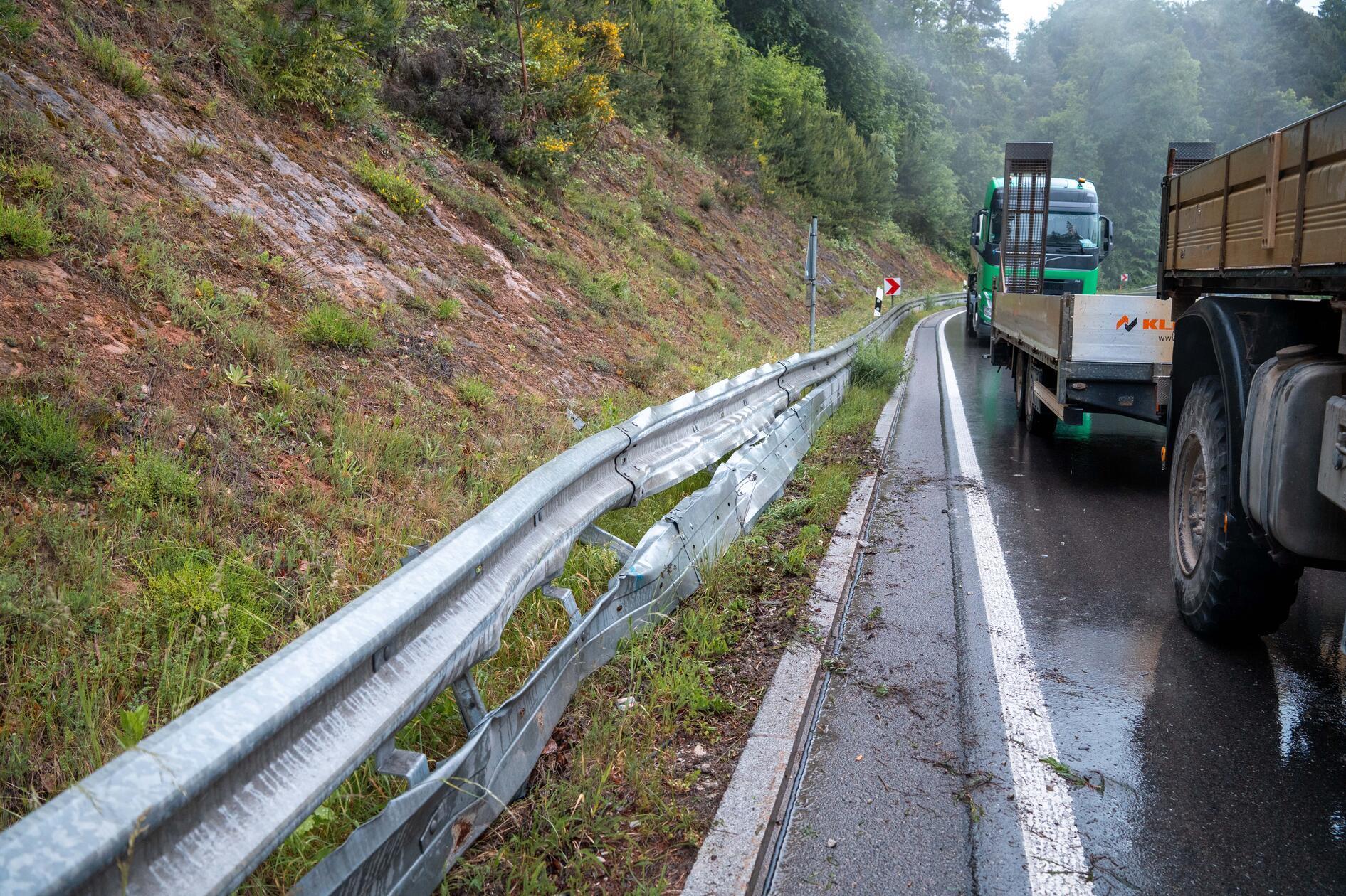 Unfall an der Weißmarter: Bus fährt in Leitplanken