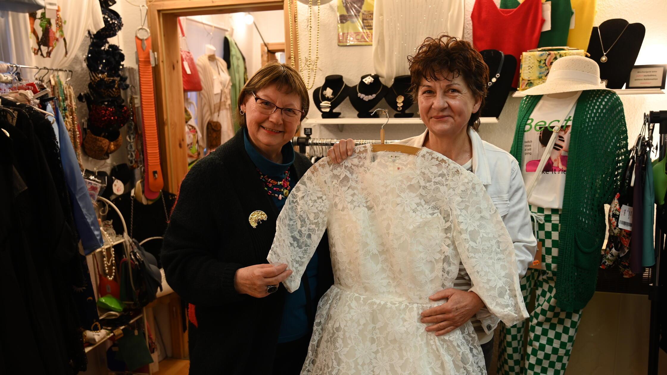 Happy End für 60 Jahre altes Brautkleid aus Roth: Neues Zuhause mit ...