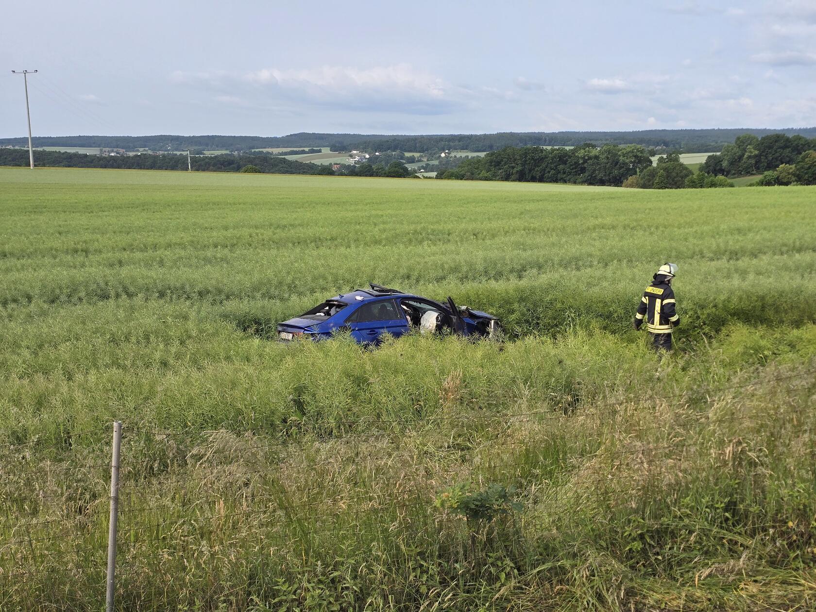 Schwerer Unfall: Audi fliegt bei Nittendorf von Autobahn