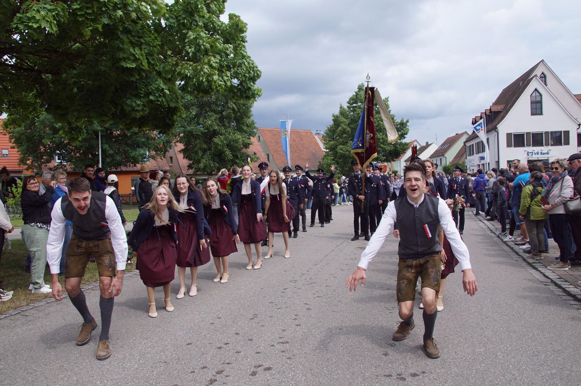 Von Regenschauern verschont: Festzug zum Feuerwehrjubiläum zog durch ...