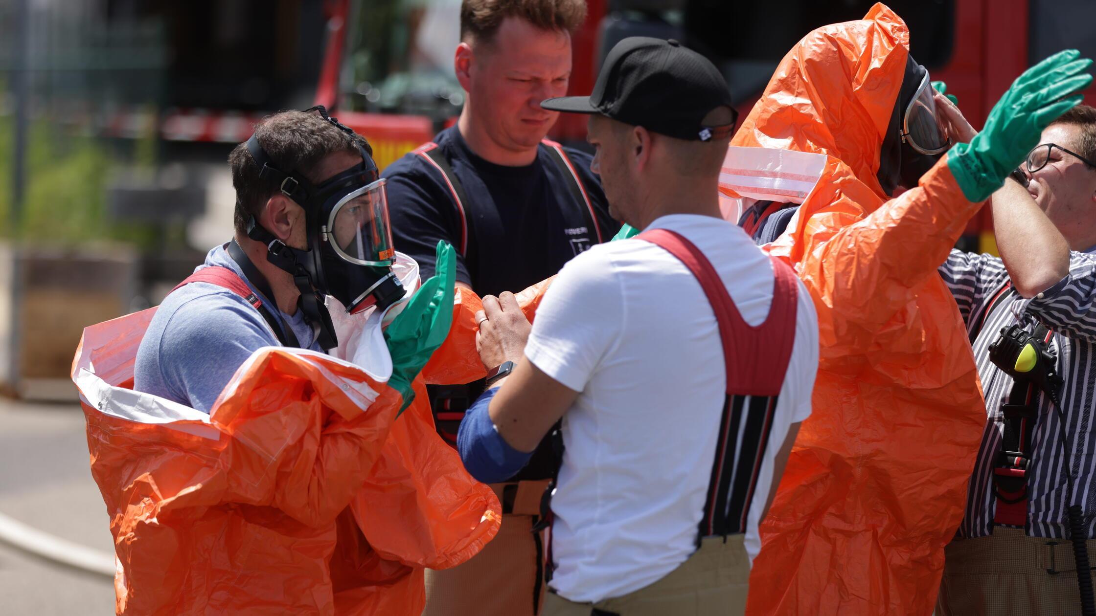 Einsatz der Superlative: Säure und Hitze forderten Helfer bei Nutrichem ...