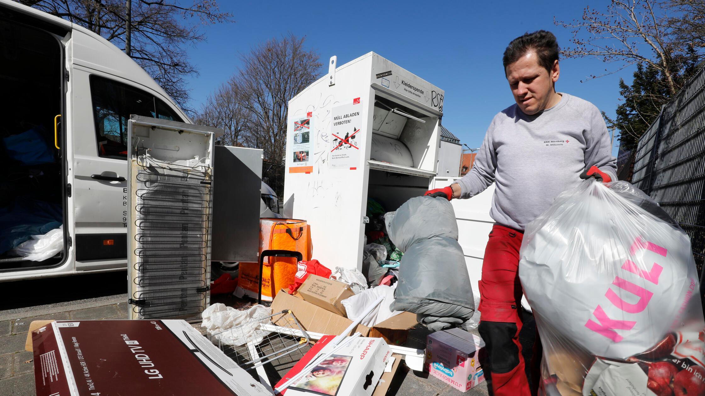„Only disposable as garbage“: That‘s why used clothing containers in ...