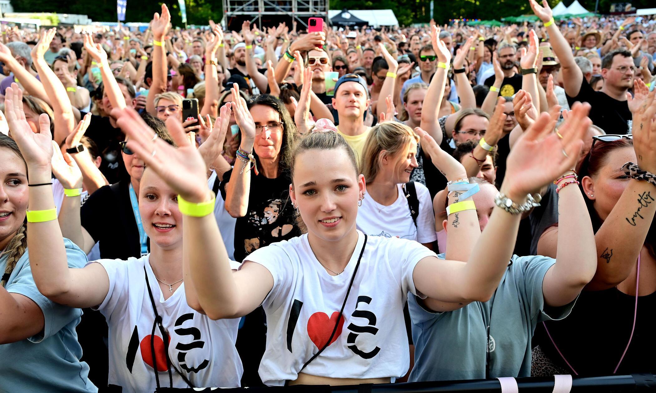 Nach Ski Aggu: Sarah Connor macht Stimmung im Stadionpark in Nürnberg