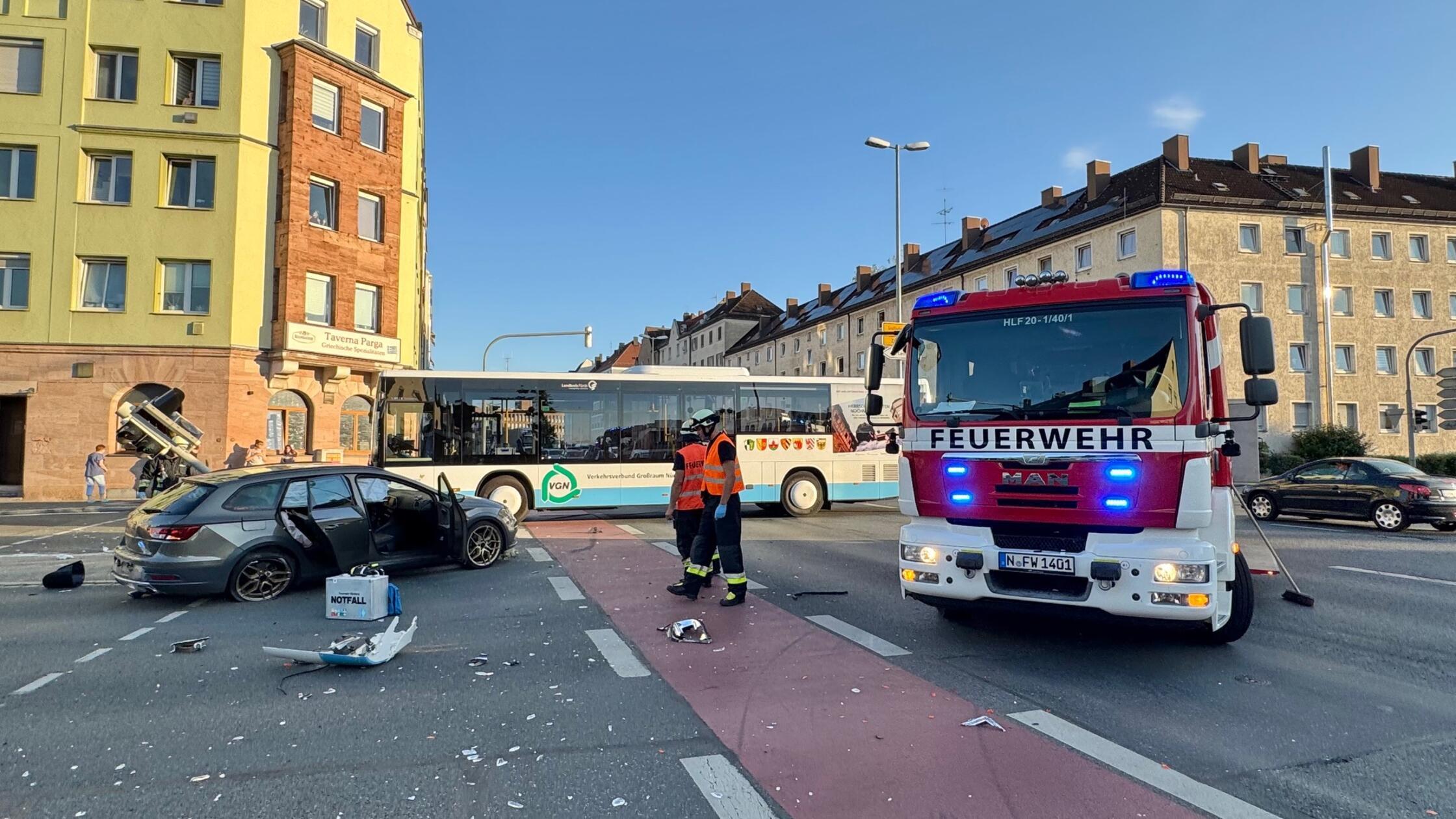 Schwerer Unfall in Nürnberg: Bus kollidiert mit Auto - Verkehr stark ...