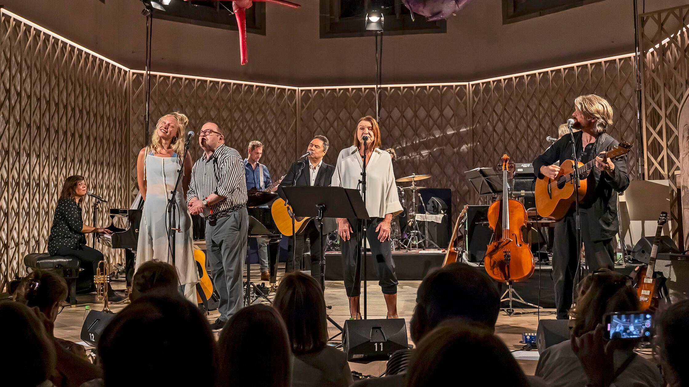 Tiefe Verbeugung vor einem Friedens-Aktivisten: So war die lange John ...