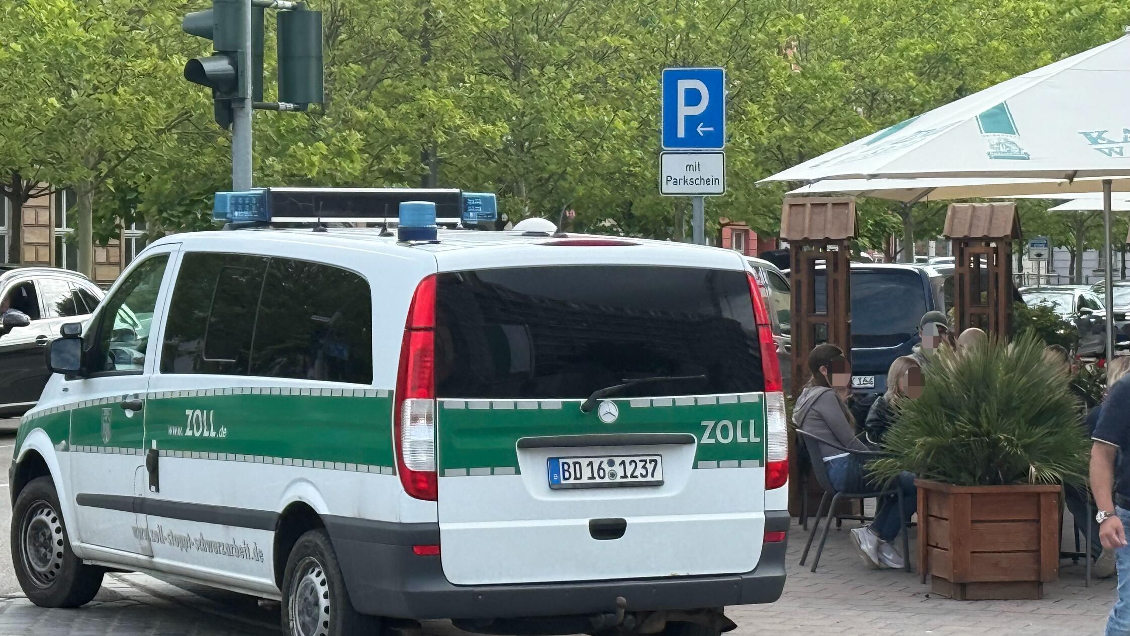 Razzia gegen Schwarzarbeit in Mittelfranken: Zoll sichert Beweismittel