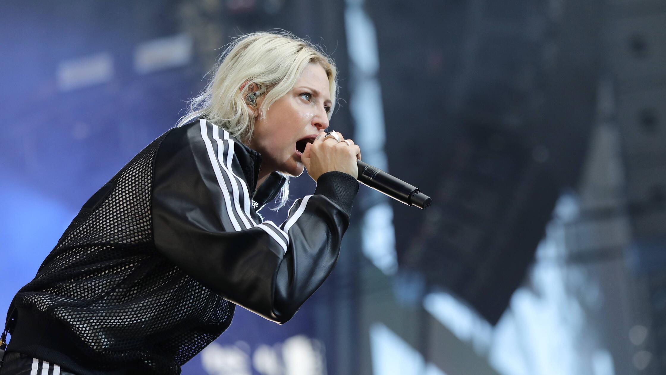 Überraschung bei Linkin Park Konzert: Sängerin Emily Armstrong kommt in ...