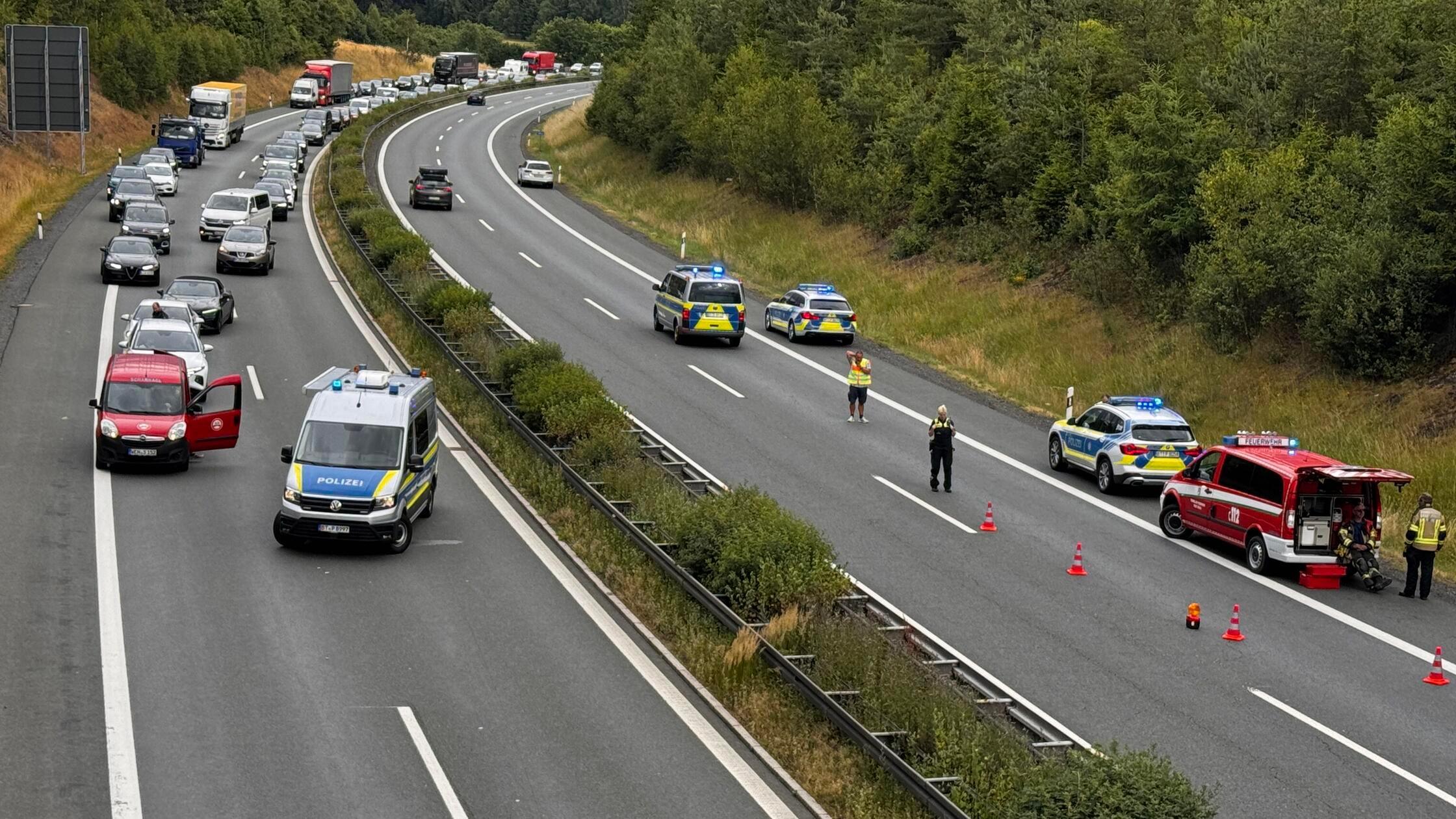 Mann läuft über A93, verletzt Polizisten und flieht - Festnahme nach ...