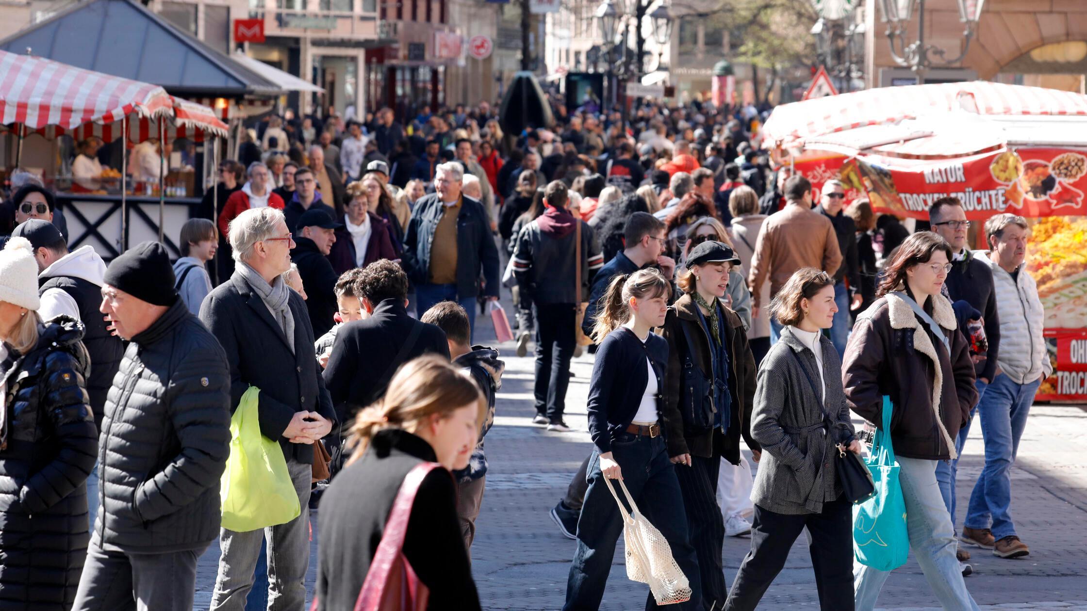CD-Masche der Metalband Defrage: Auch in Nürnberg aufgefallen - was ...