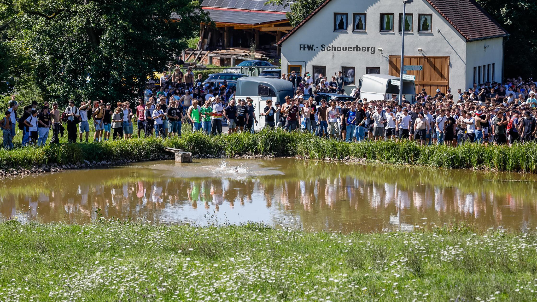 „Schanzenfest“ in Emskirchen: Ausnahmezustand bis nachts durch 4000 ...