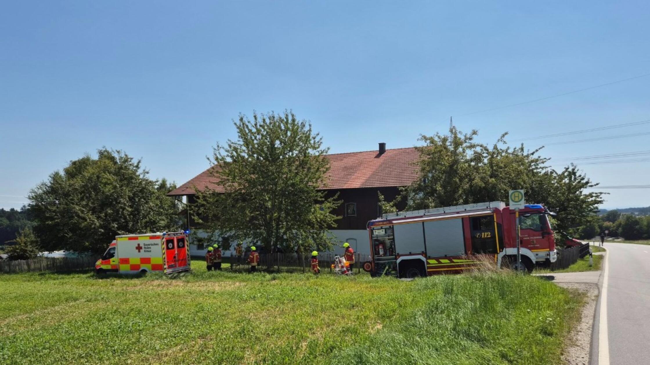 Tödlicher Vorfall in Bayern: Auto kracht gegen Hauswand - zuvor gegen ...