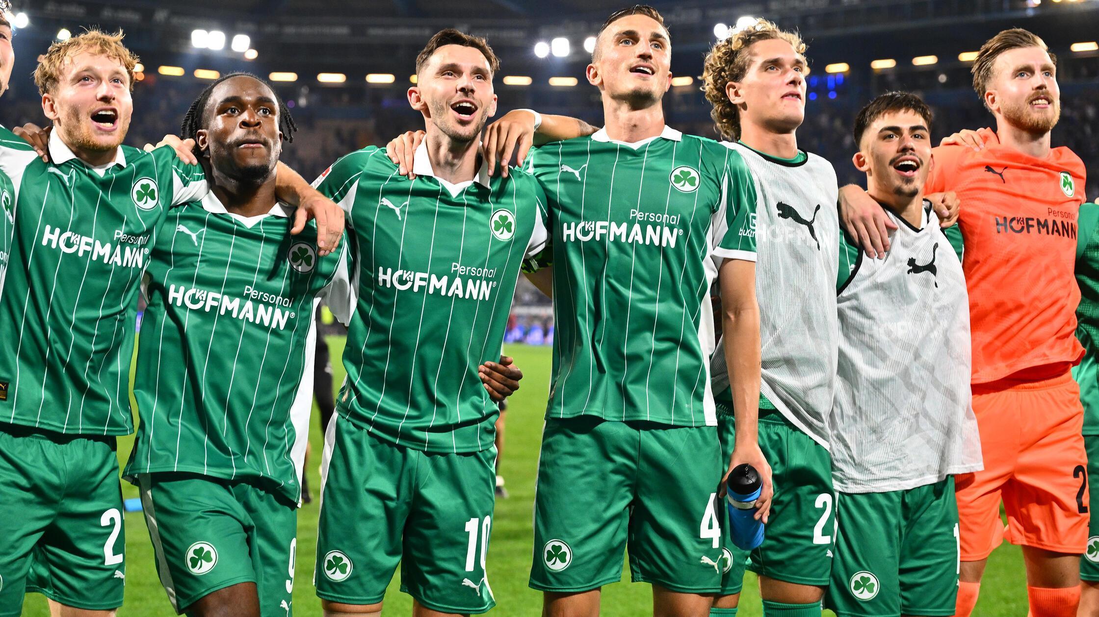 Die Profis der SpVgg Greuther Fürth nach dem 3:1 bei Arminia Bielefeld ...