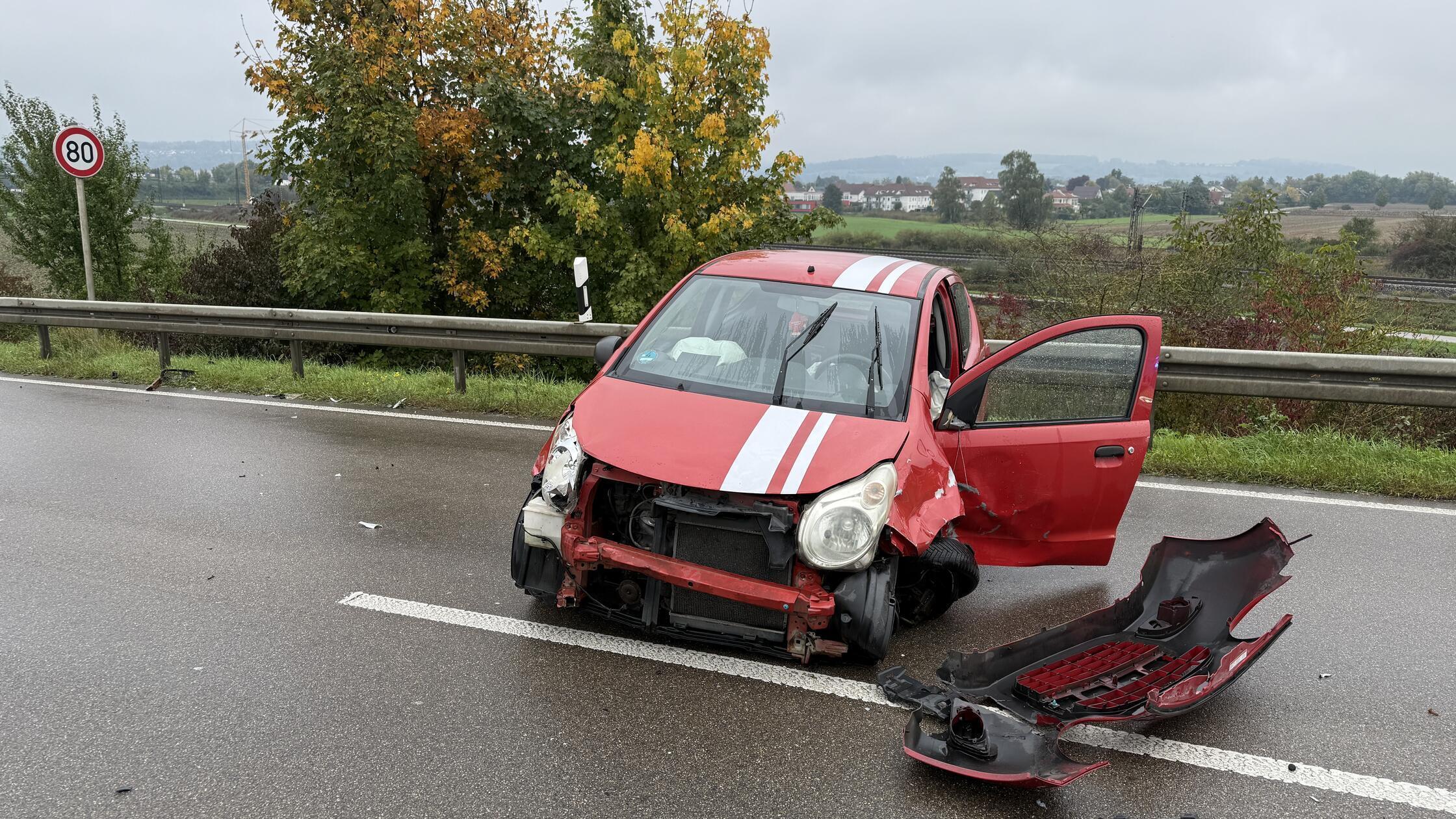 Tödlicher Unfall in Bayern: Drei Autos kollidieren heftig - Mann ...