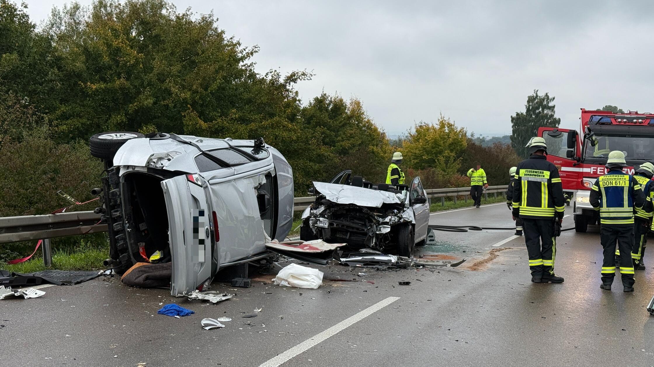 Tödlicher Unfall in Bayern: Drei Autos kollidieren heftig - Mann ...