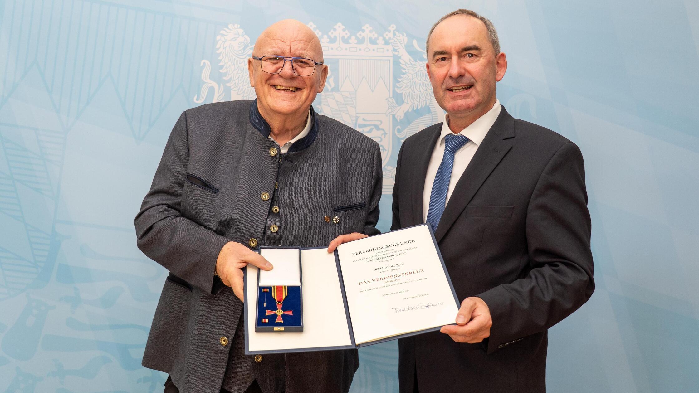Bundesverdienstkreuz für Adolf Pohl: Laufer ist seit über 50 Jahren ...