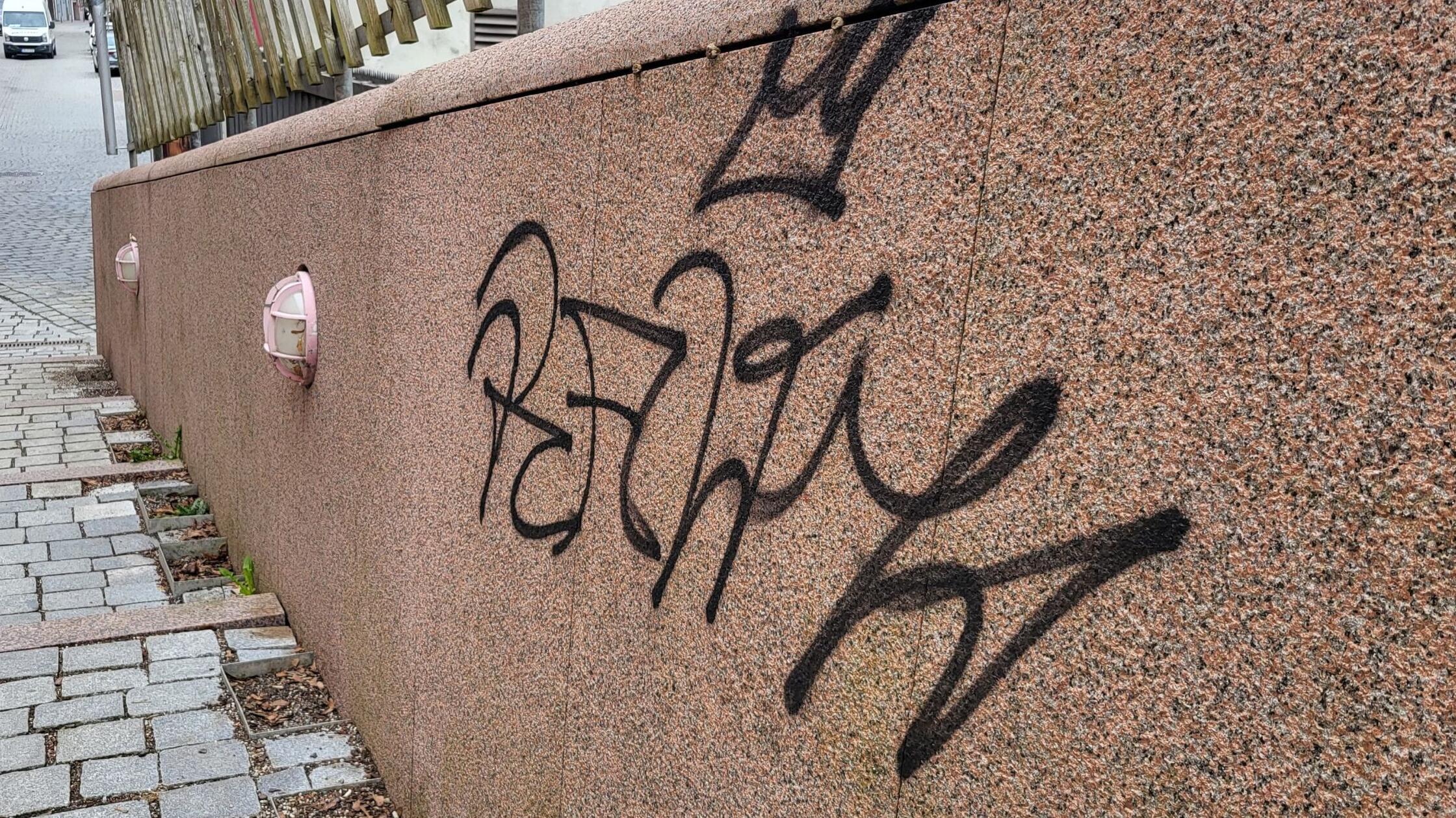 Falsch verstandene Fan-Liebe: Mit Spraydose in Allersberg hässliche ...