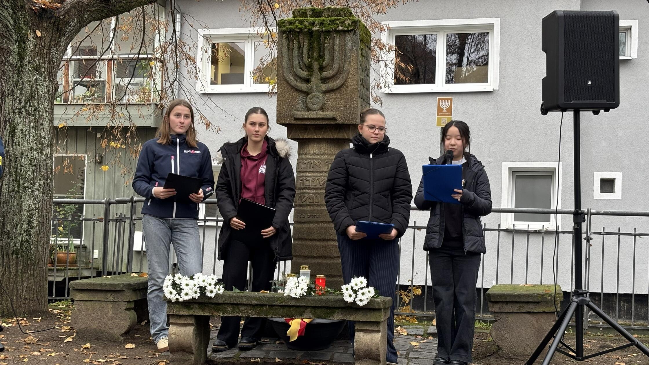 „Wahnsinnig vor Angst“: Schülerinnen gedenken der Reichspogromnacht ...