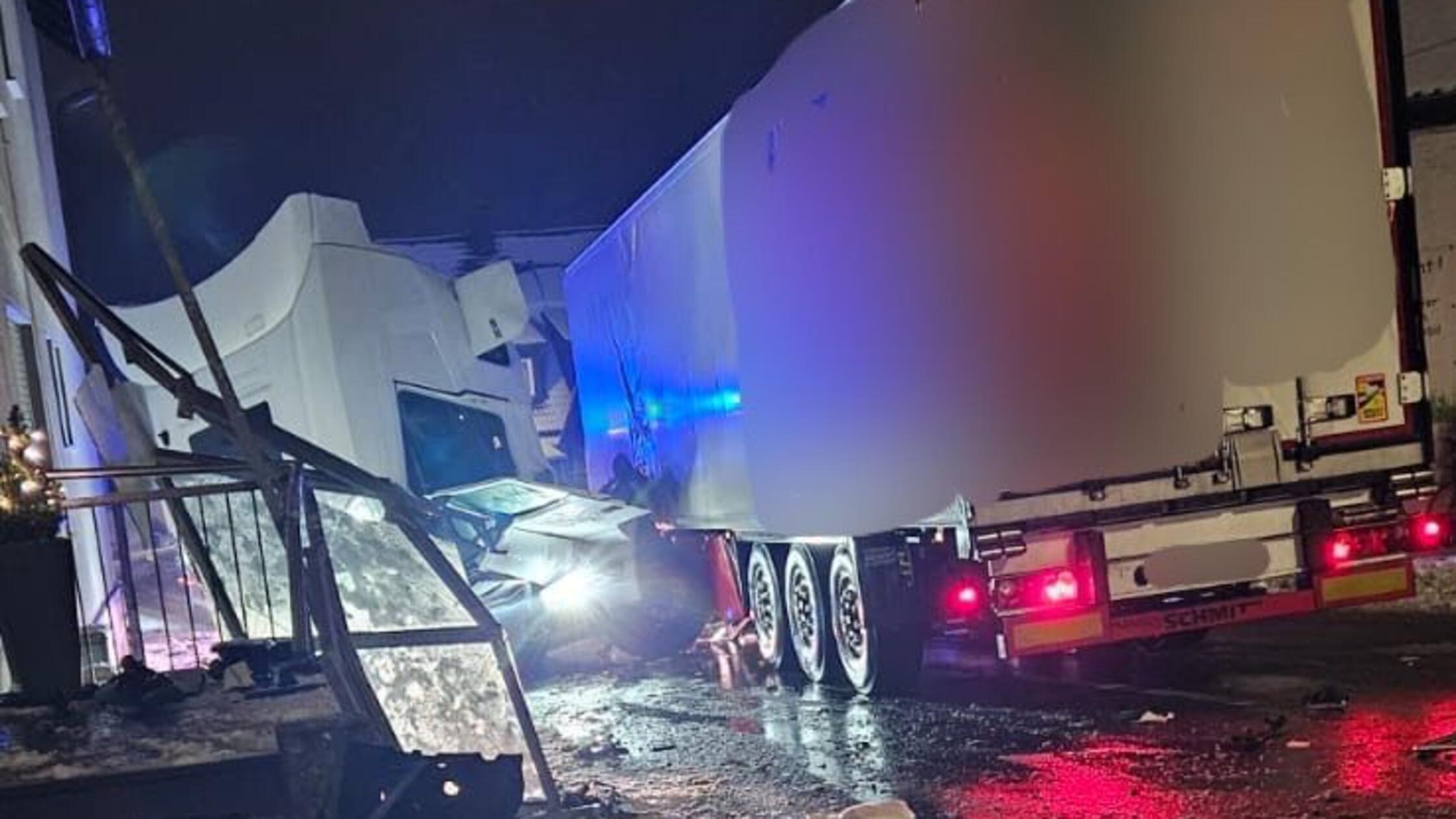 B 470 Stunden gesperrt: Lkw rutscht in Oesdorf auf schneeglatter ...
