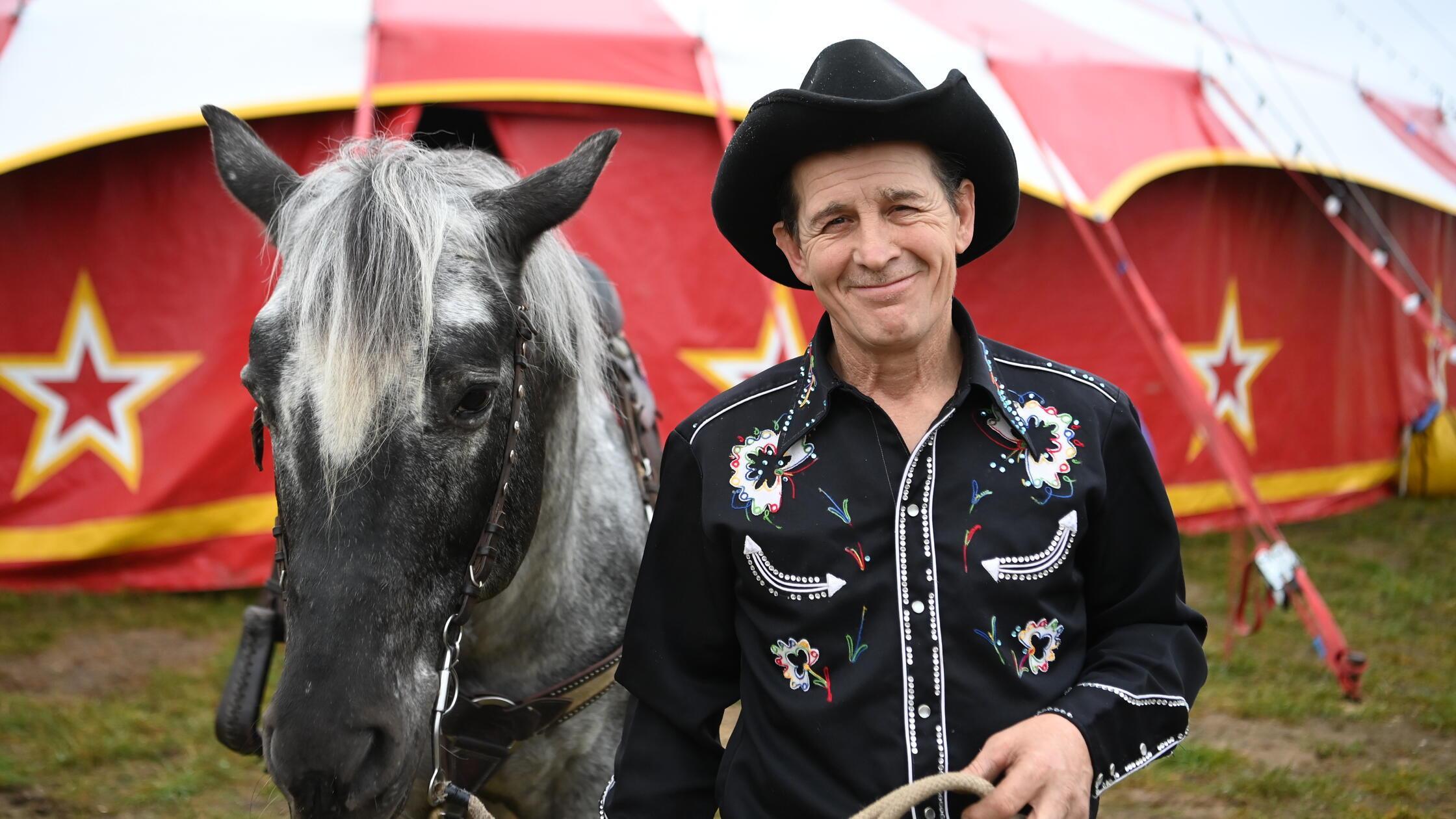 Die Nacht, in der Kamel, Hund und Pferd des Circus Renz in Neumarkt ...
