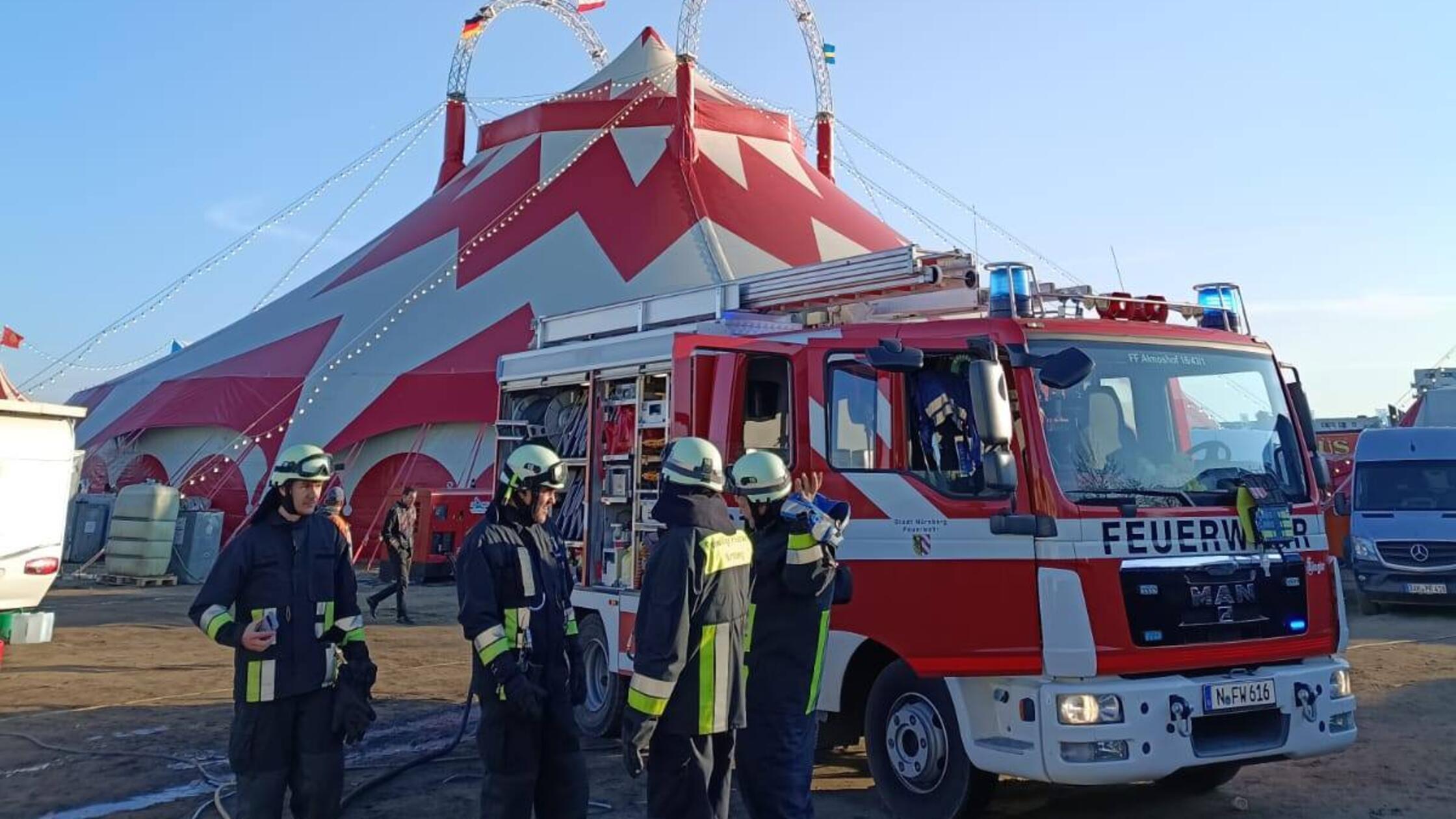 Feuerwehr Nürnberg löschte Brand in Wohnanhänger von Circus Barnum