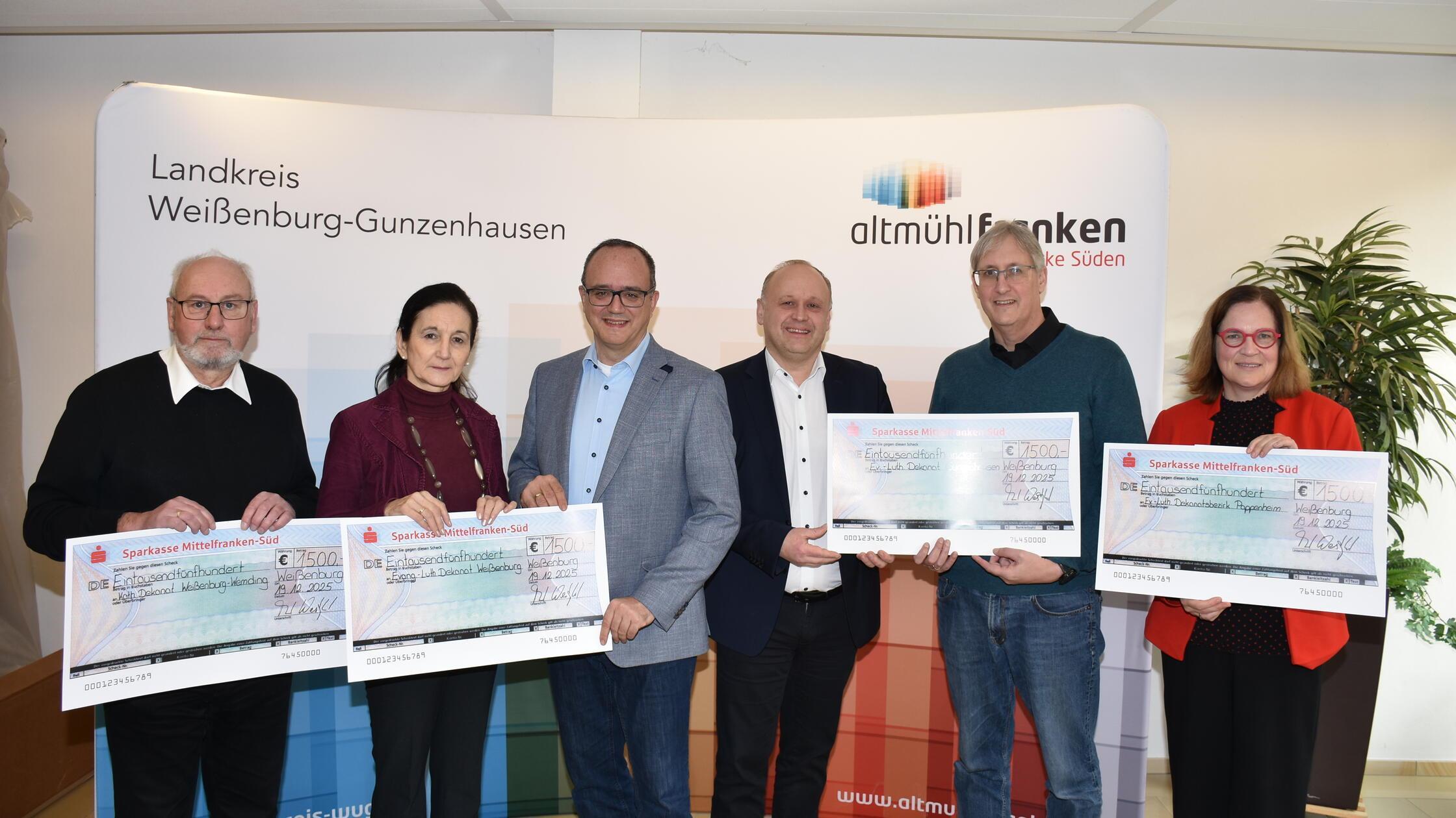 Vier Schecks für Seniorenkreise
