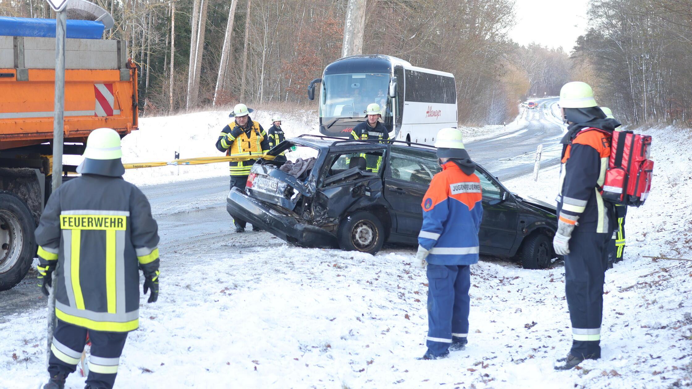 Zwei Verkehrsschilder umgemäht, dann in den Graben: Glätteunfall auf ...