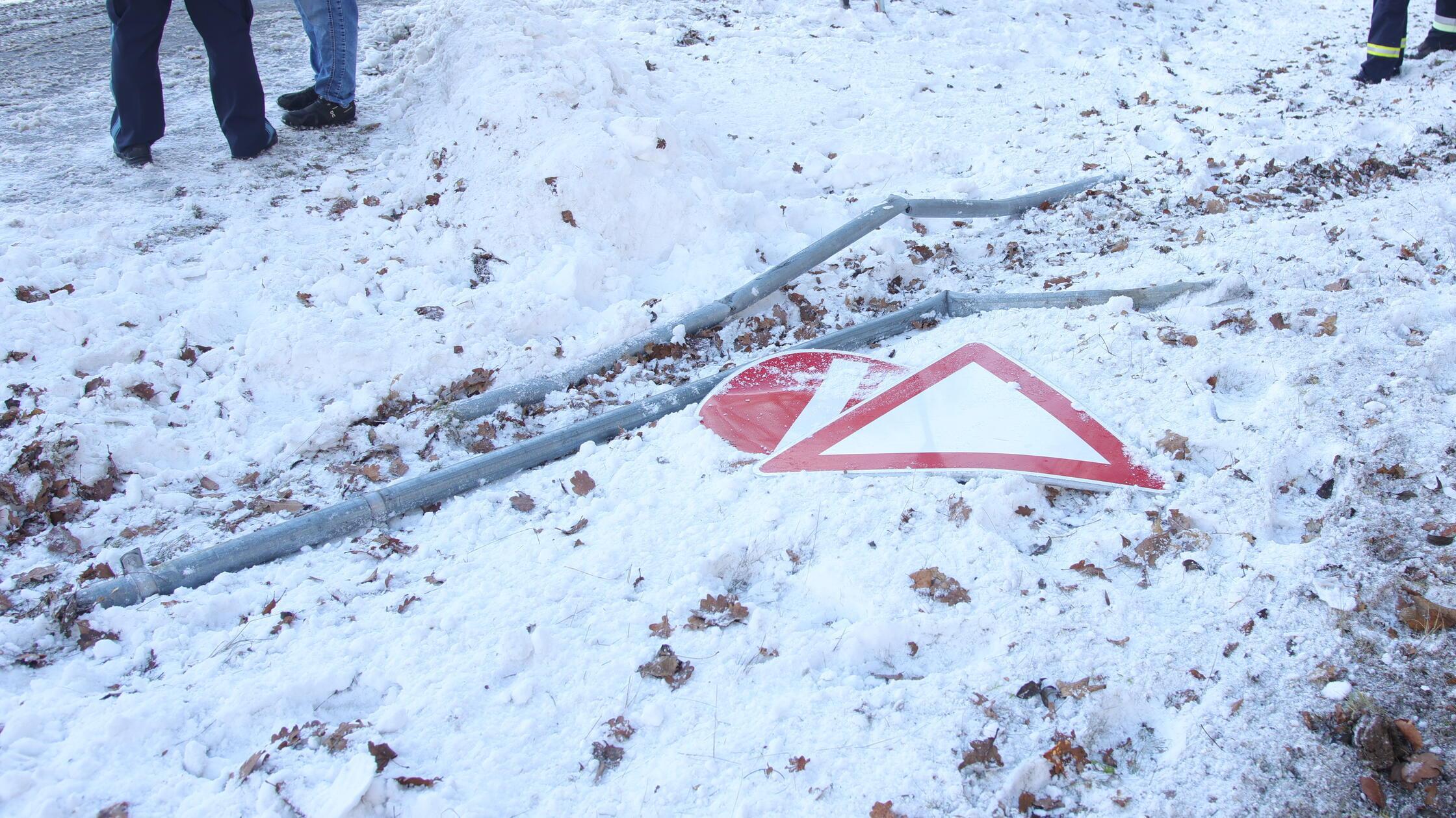 Zwei Verkehrsschilder umgemäht, dann in den Graben: Glätteunfall auf ...
