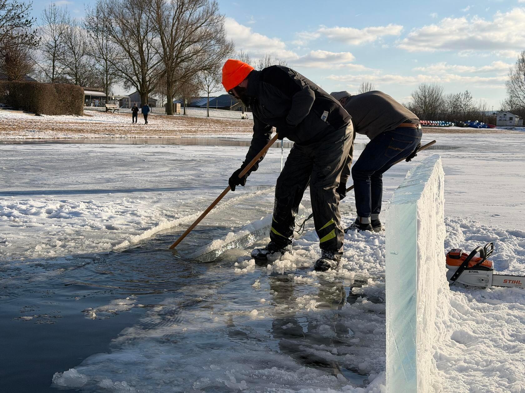 Irres Kälte-Spektakel in Franken: 230 Eisbader stürzen sich bei -8 Grad ...
