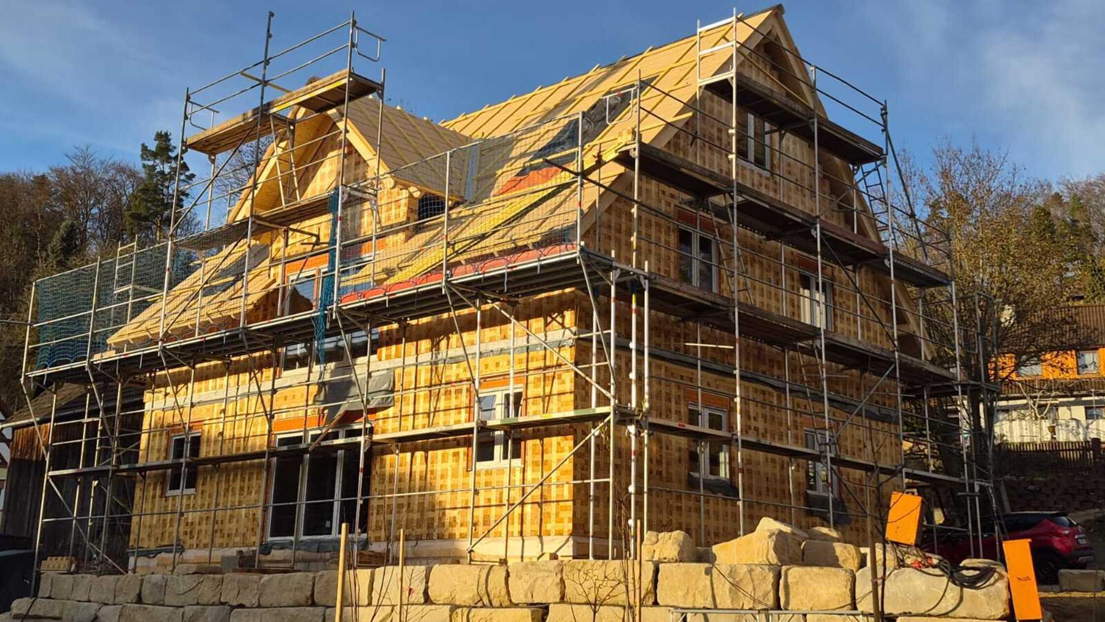 Das Haus aus Holzbausteinen hat nun ein Dach: Richtfest in Riegelstein