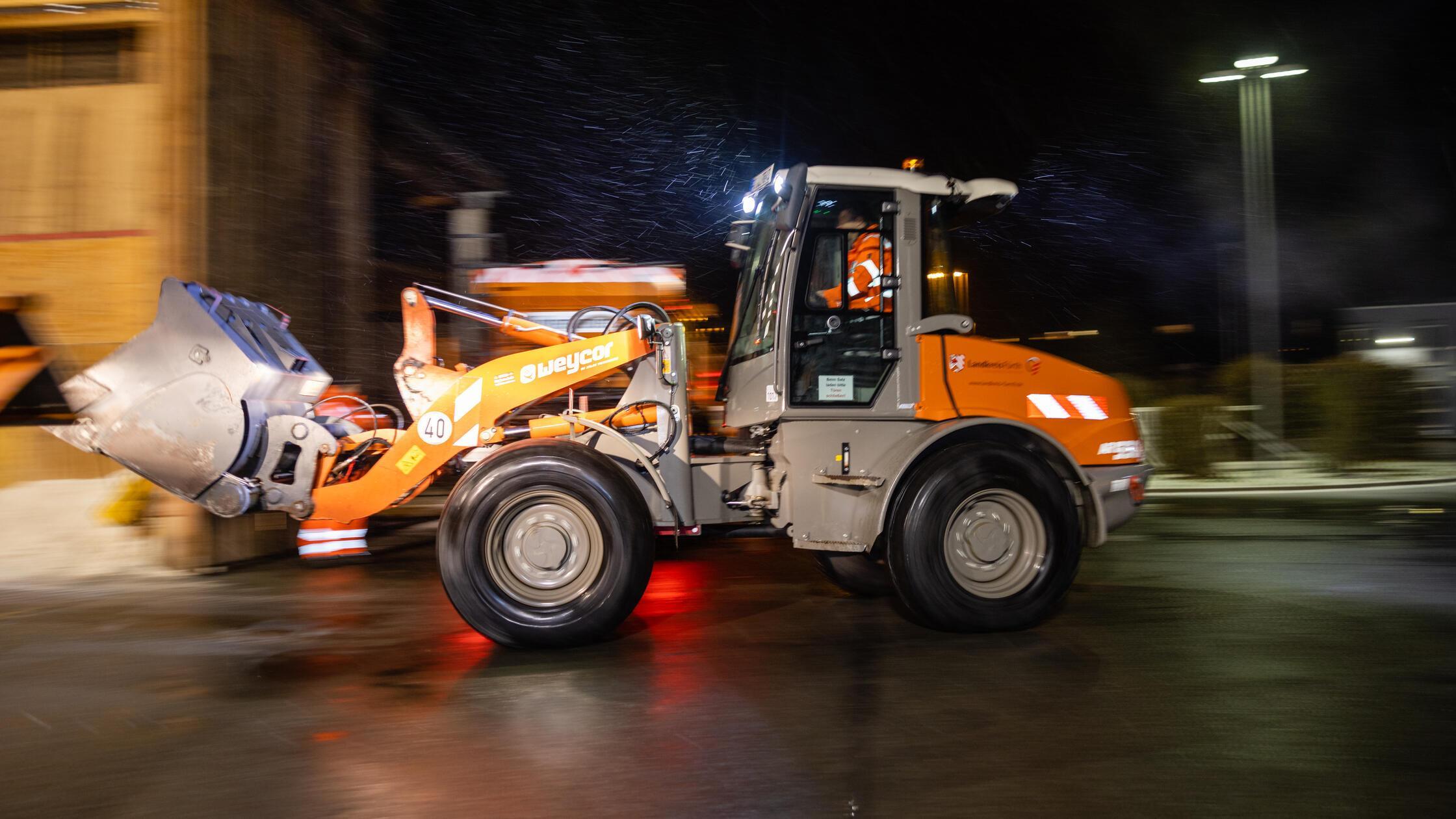 Mit Schneepflug kollidiert: Schneeglätte führt bei Greding zu Unfall