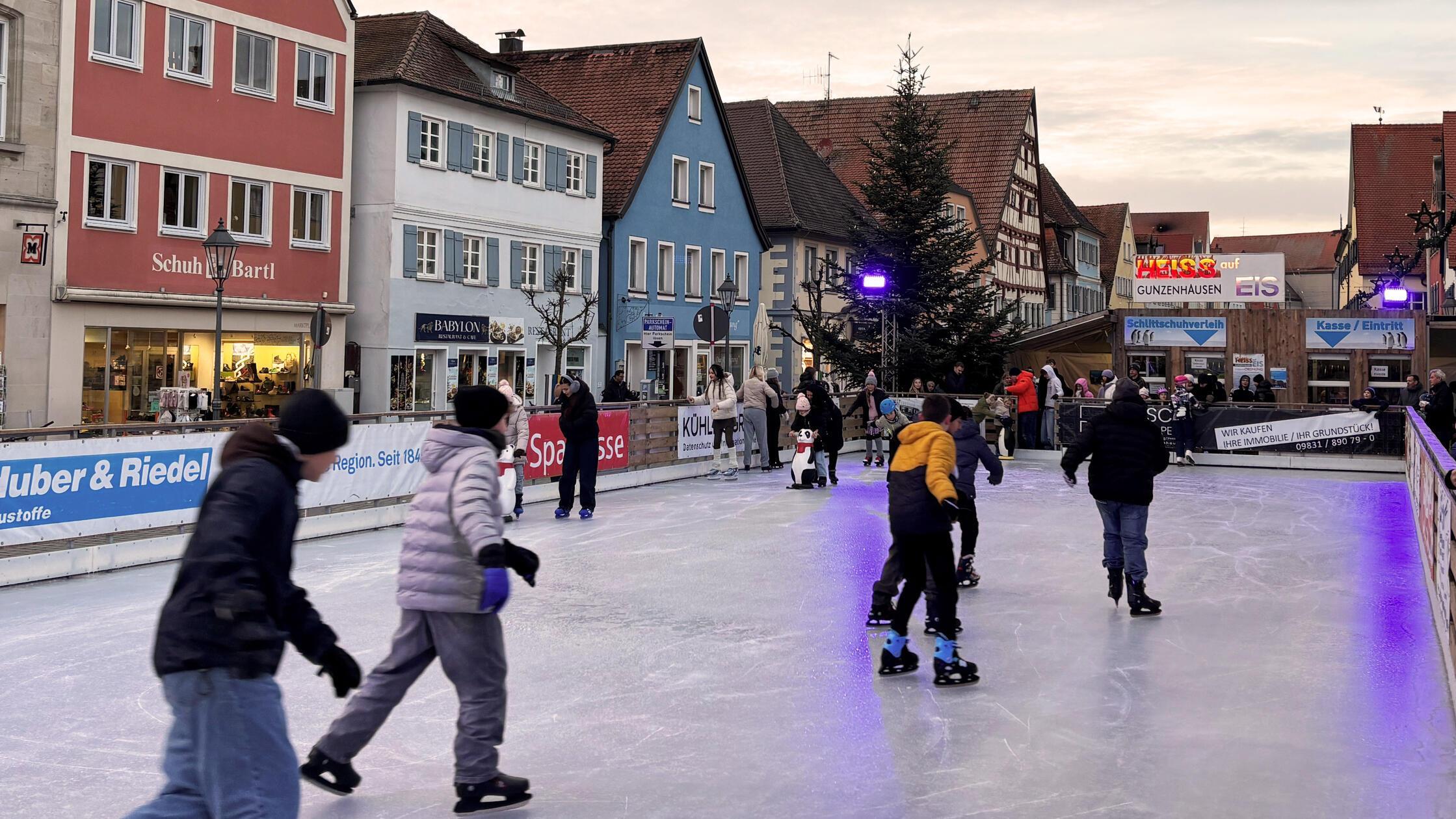 Eisbahn in Gunzenhausen begeistert: Besucherrekord und glänzende Bilanz
