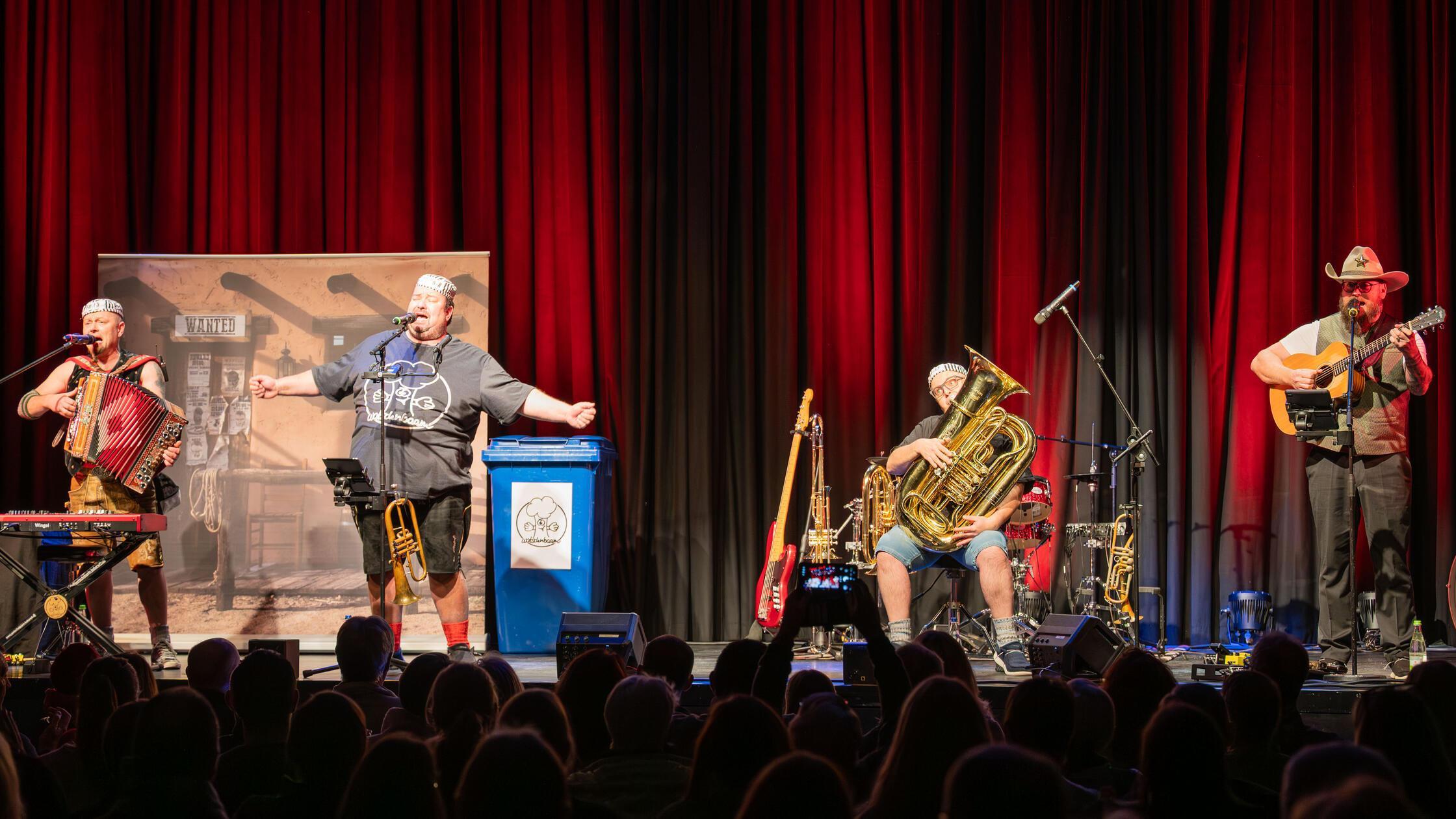 Vier Musiker begeistern Publikum: Bayerisches Musik-Kabarett in der ...