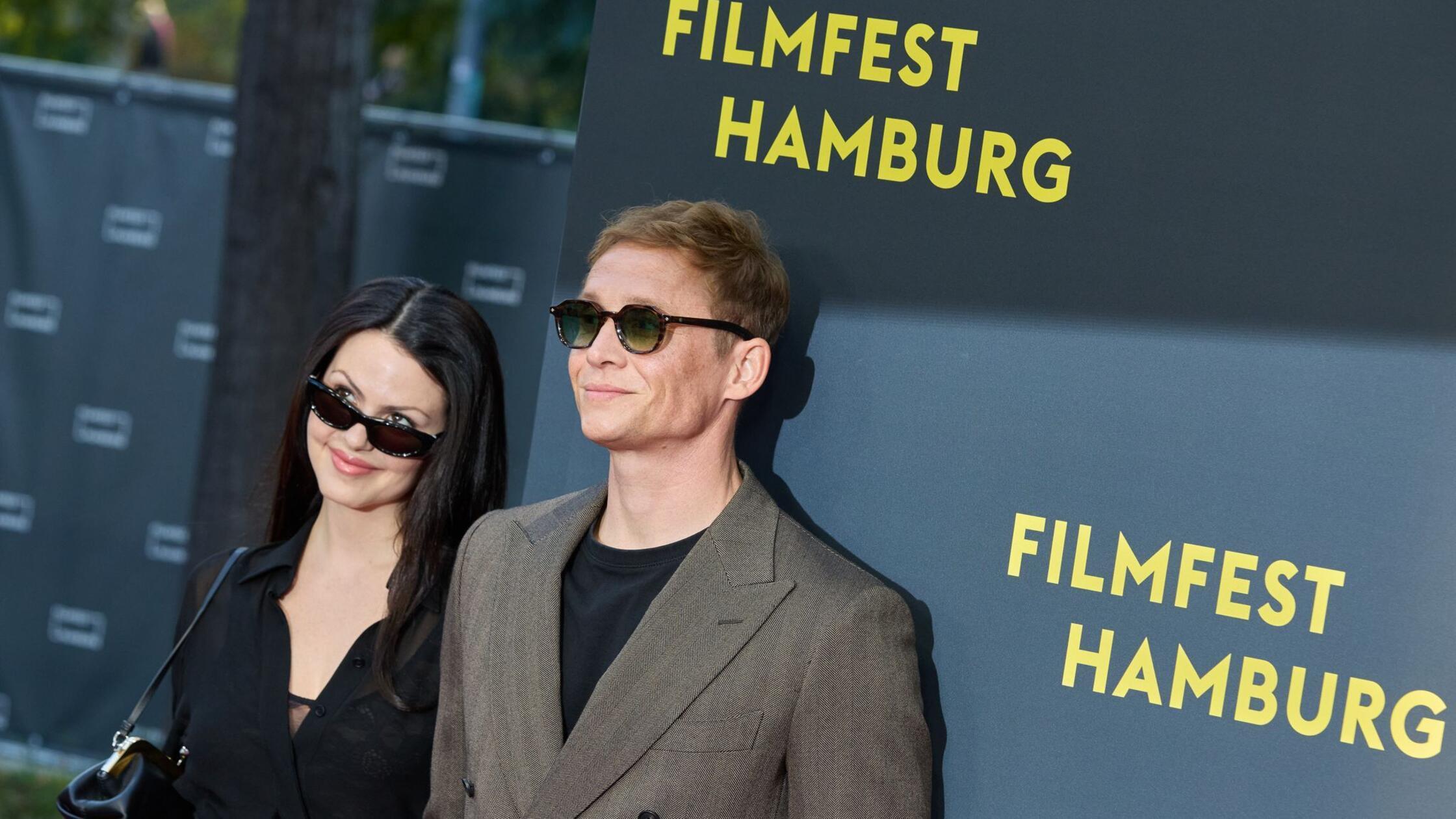 „We did it“: Schweighöfer und Ruby O. Fee haben geheiratet