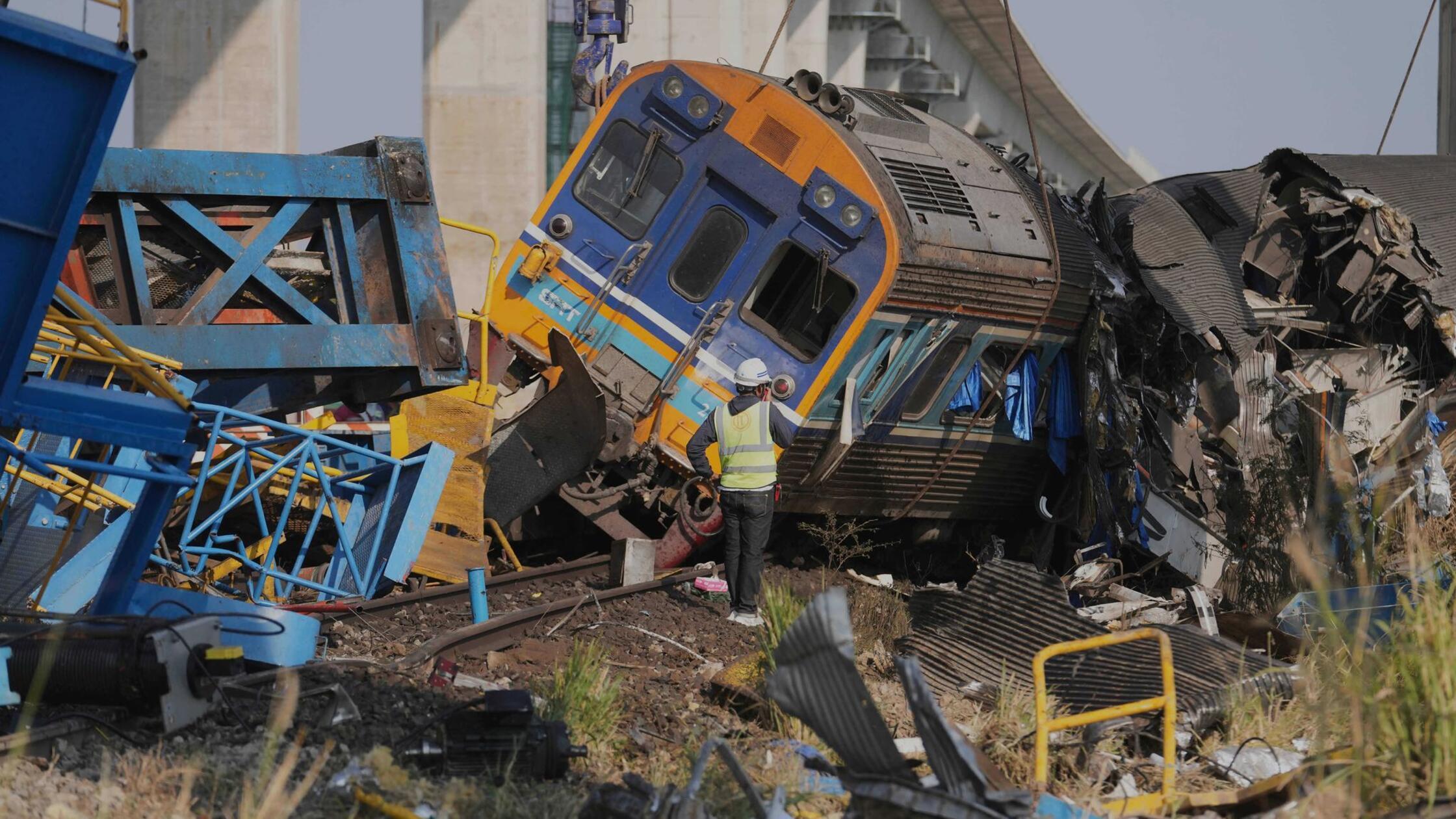Baukran stürzt auf Zug - mindestens 30 Tote in Thailand