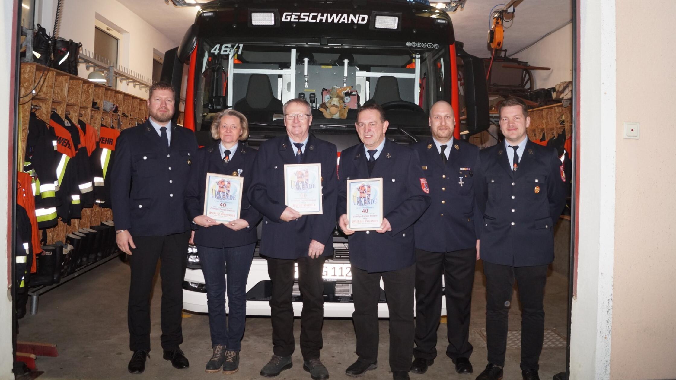 FFW Geschwand ehrt Mitglieder