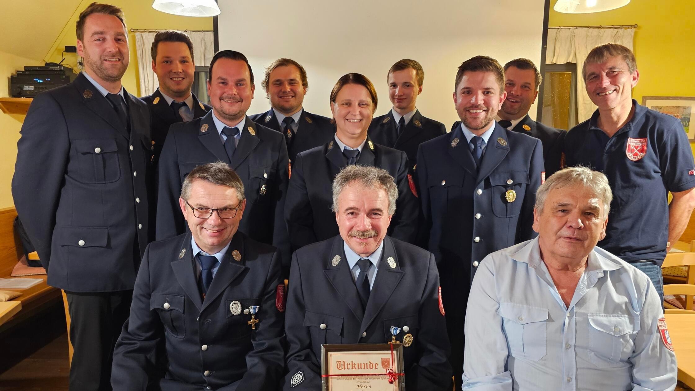 Die Feuerwehr Spielberg hat ein neues Ehrenmitglied und blickt auf ihr ...