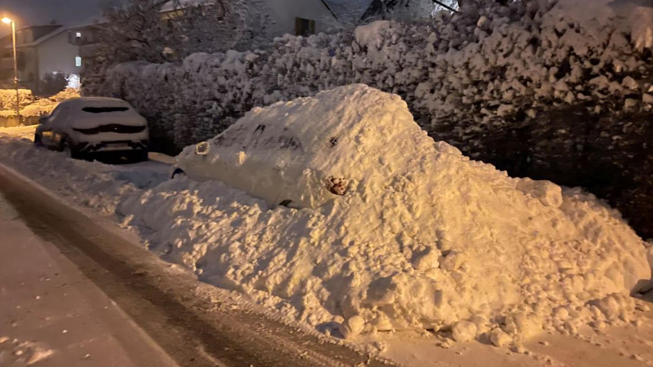 Mögglingen: Mann findet sein Auto unter Schnee begraben und hat Verdacht
